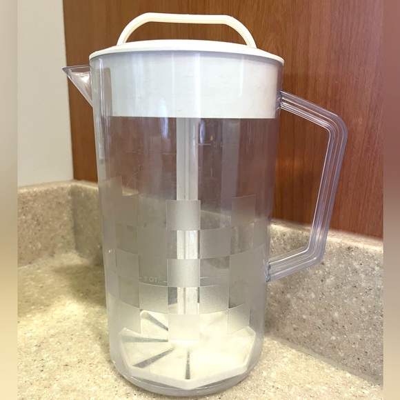 The Pampered Chef | Kitchen | Pampered Chefs 2 Quart Pitcher Pre Loved ...